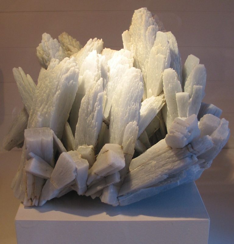Anhidrita: un mineral importante para la industria - Cristales, Piedras ...